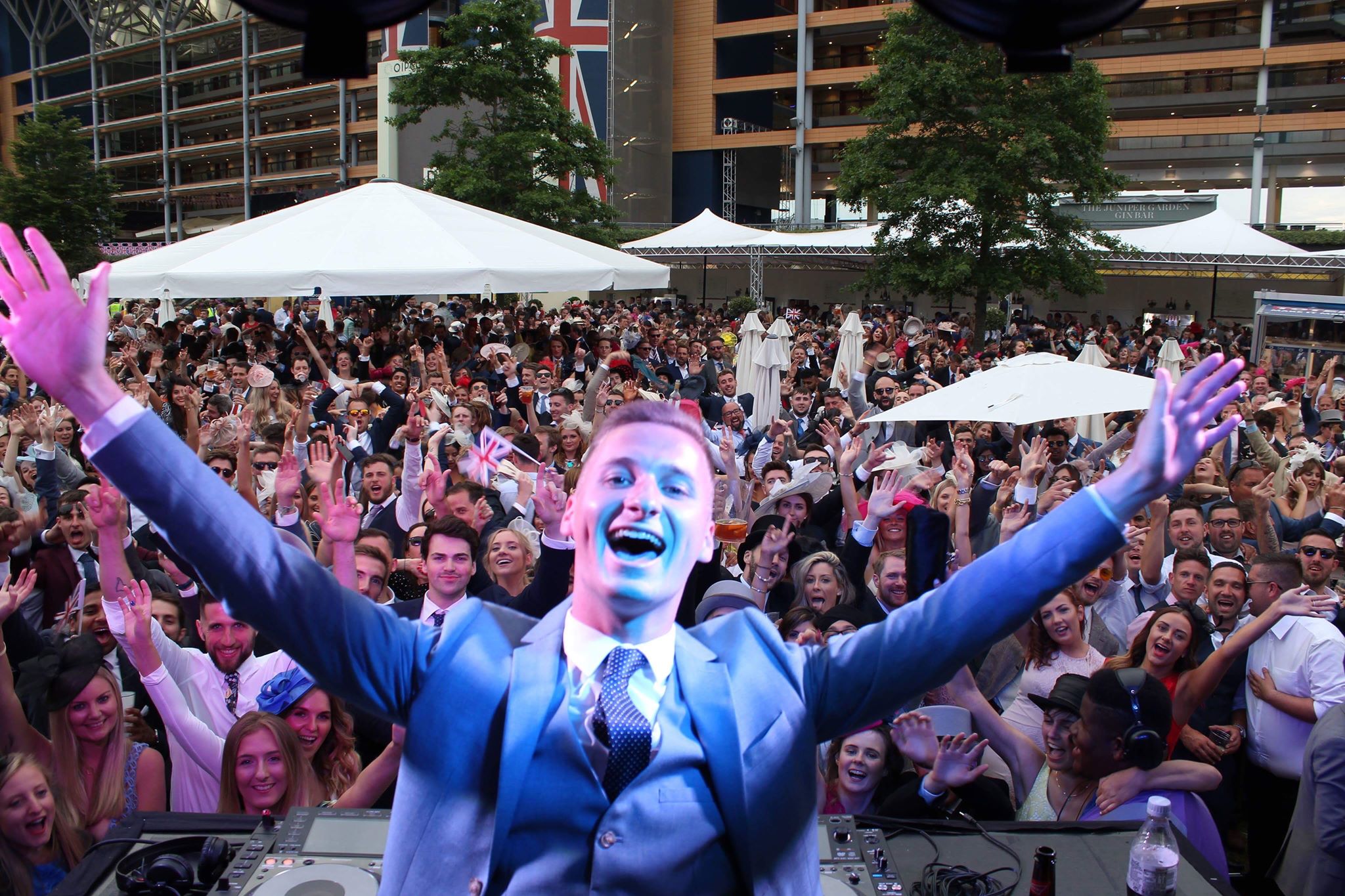 Professional DJ Hire - Platinum Entertainment - Over 800 Reviews